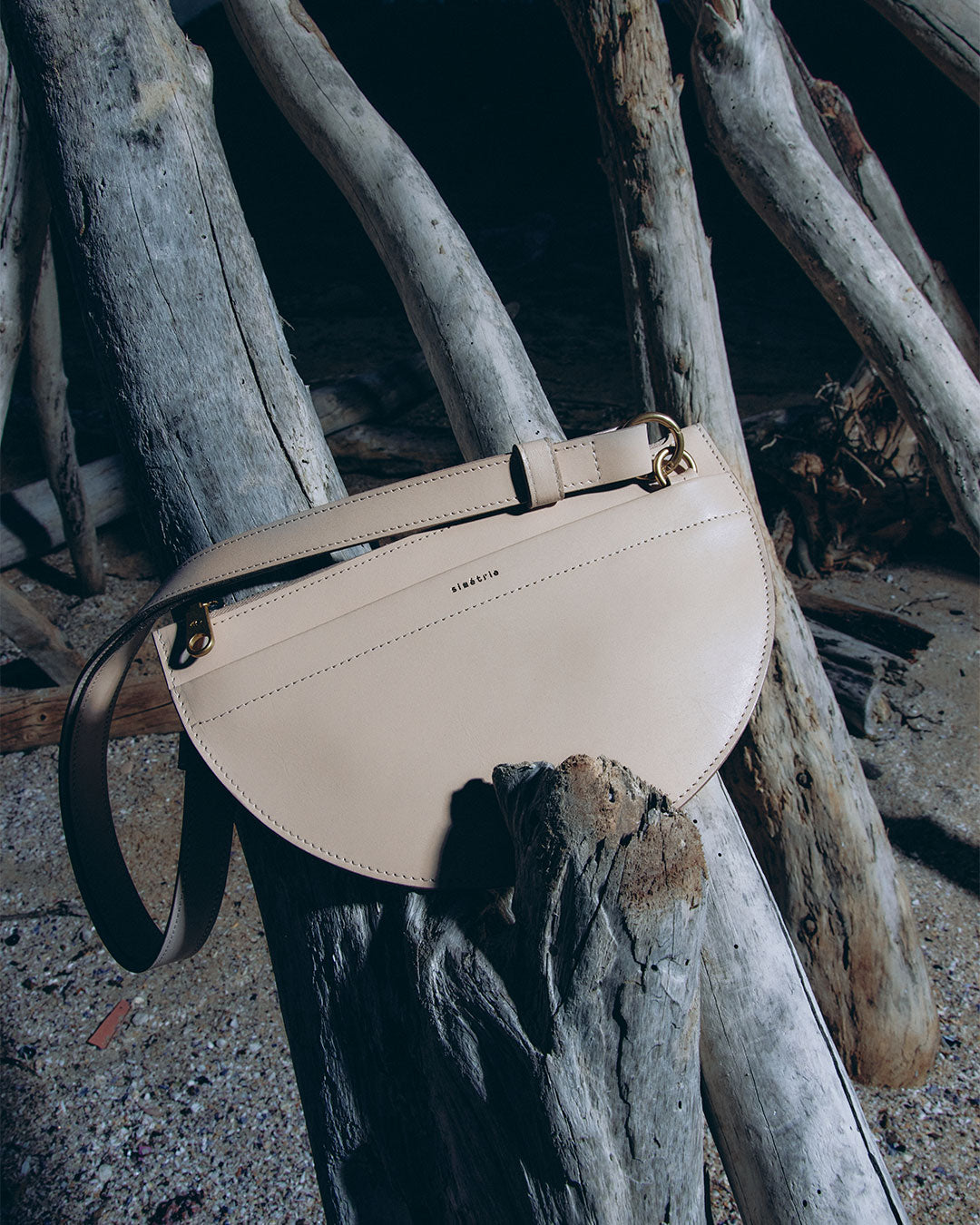 SIMÉTRIE - LUNE POCHETTE - SHELL – Revibe Collective